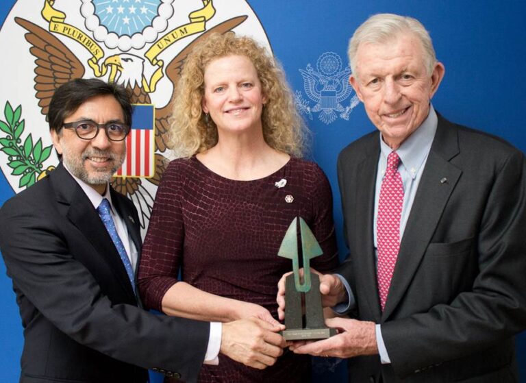 Beth Fox Honored with the 2013 Partnership Award – PSIA-RM